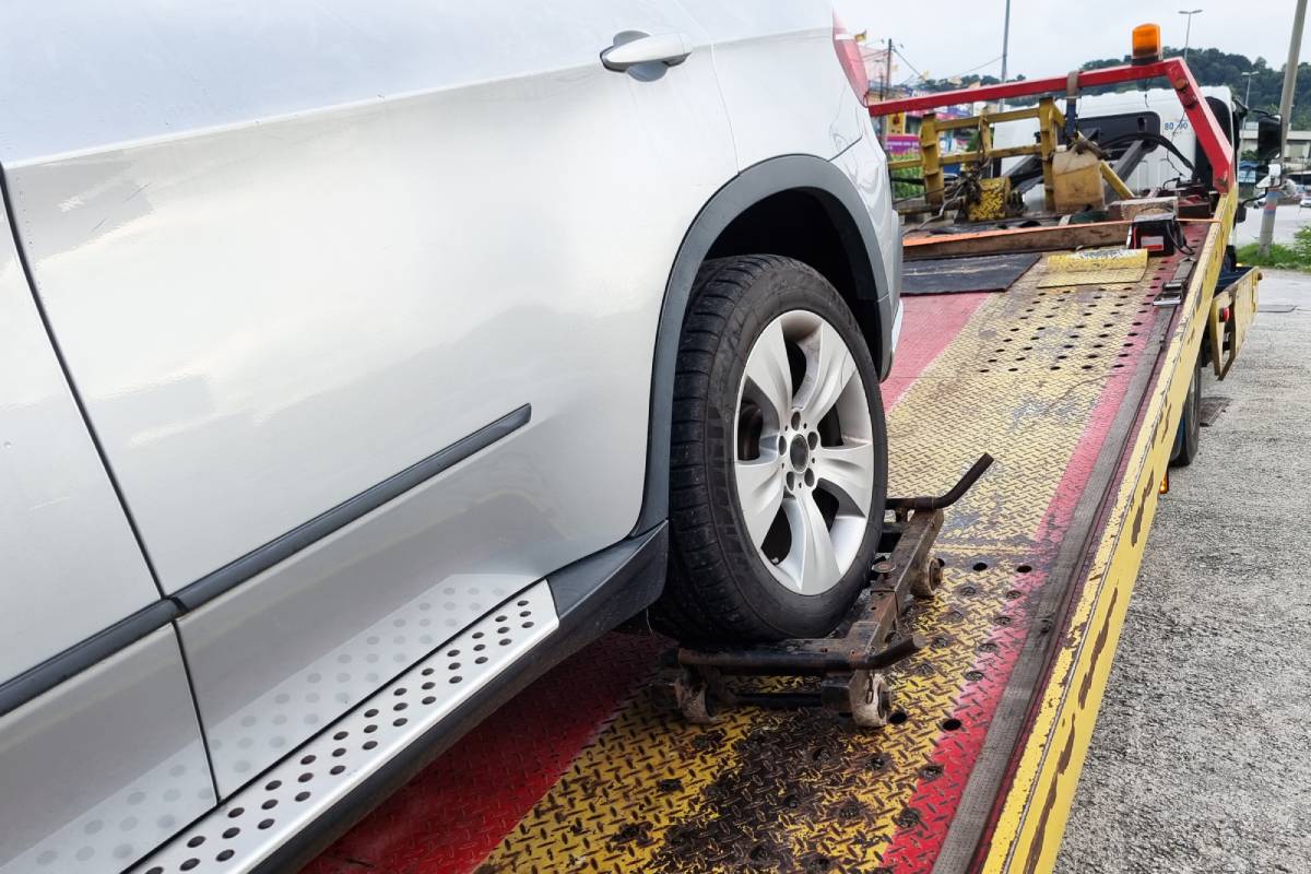 A Complete Guide to Tilt Tray, Trailer & Truck Recovery